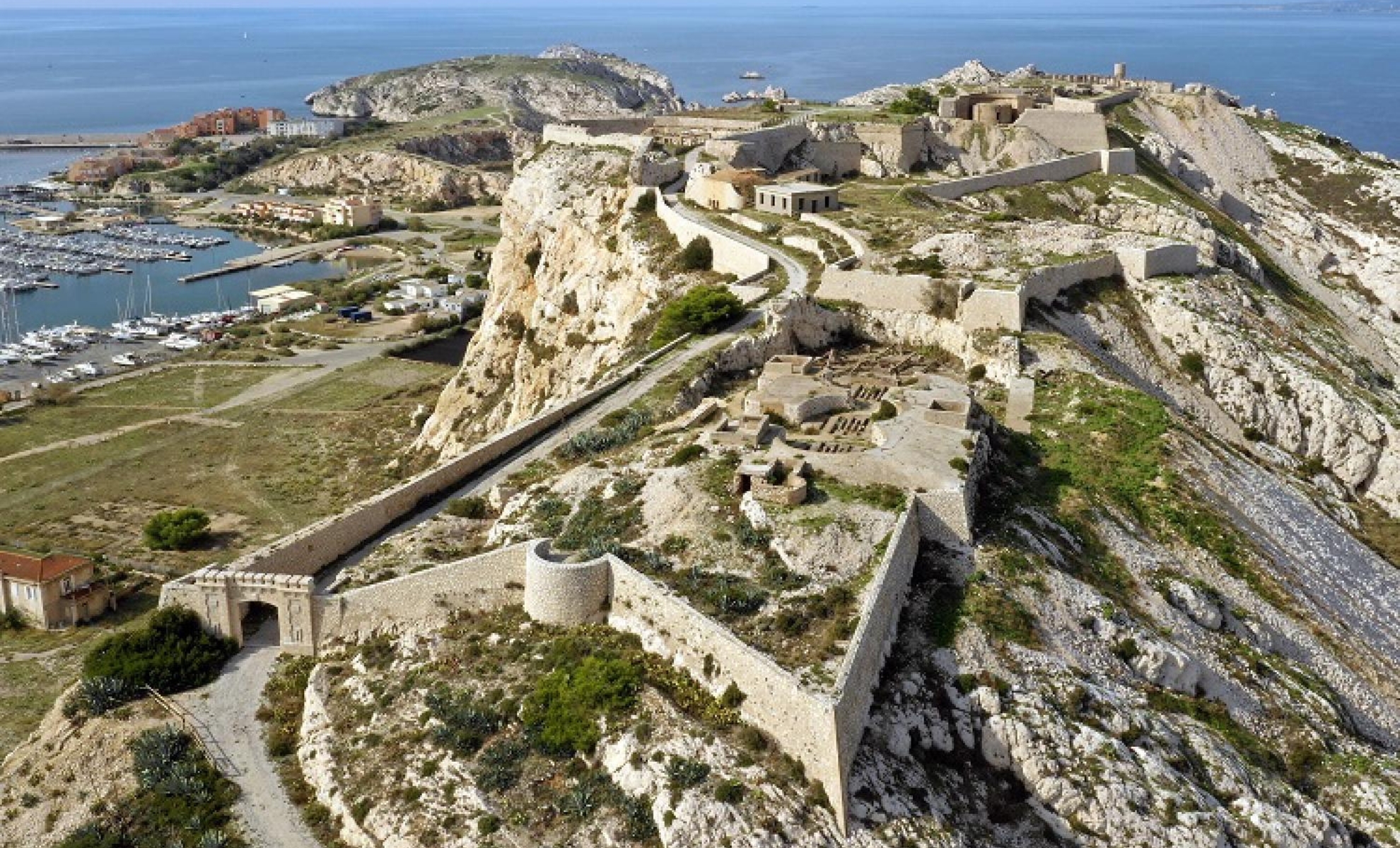 Frioul : Exploration des sites emblématiques au large de Marseille