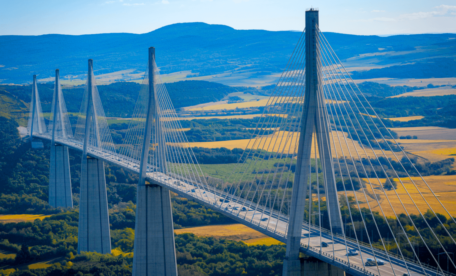 Découvrez les secrets du viaduc de Millau : 20 ans d'histoire et de ...